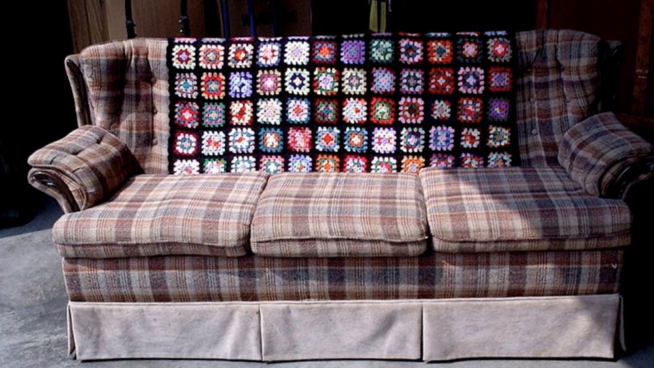 What Happened to the Original ‘Roseanne’ Couch? | Inside Edition