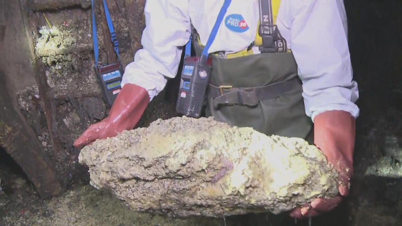 Workers Break Up Giant 130-Ton Fatberg in London Sewers | Inside Edition